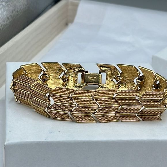 Napier | Jewelry | Vintagenapier Chevron Link Bracelet | Poshmark